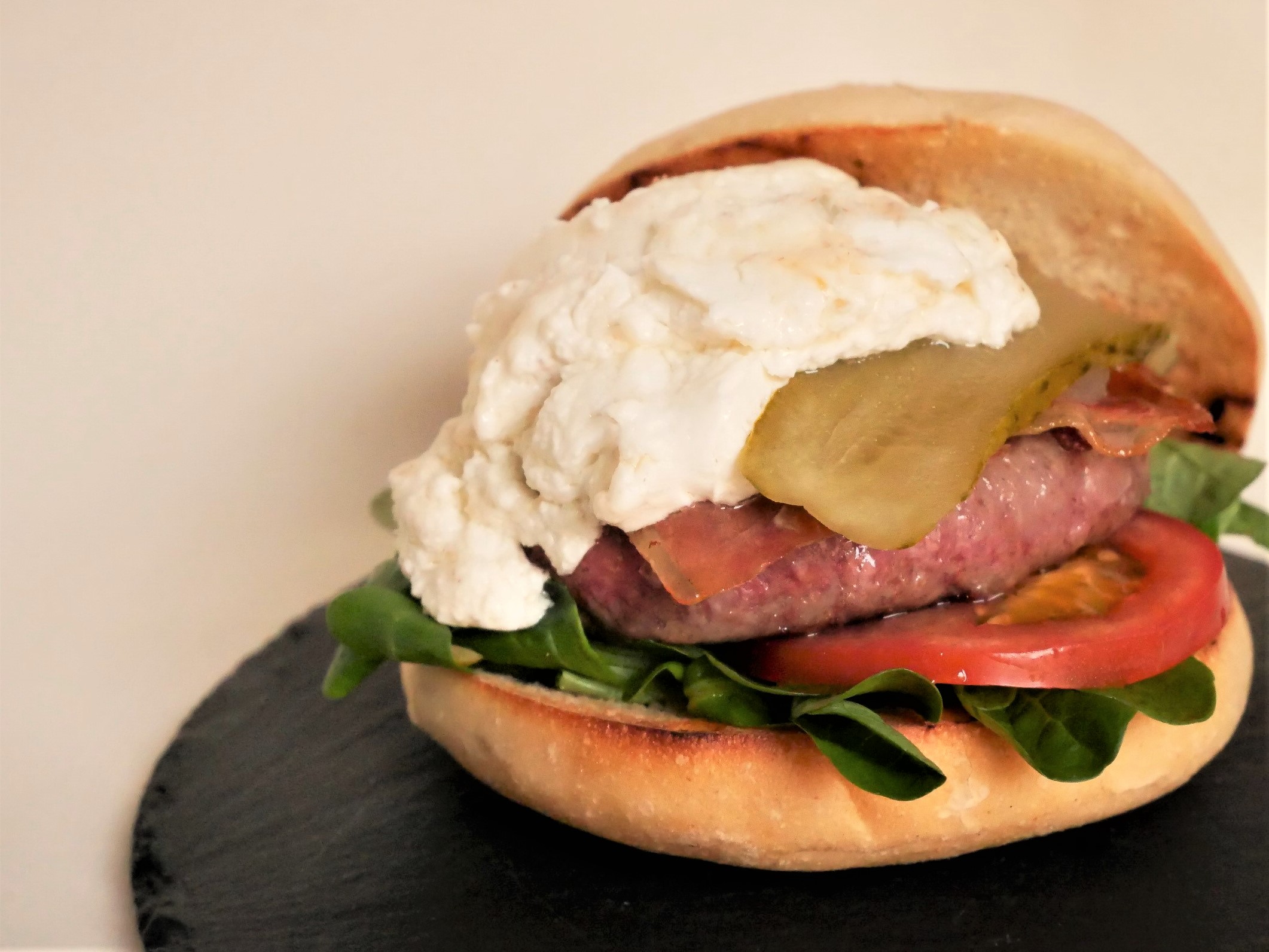 BOCADILLO DE MAGRO CON TOMATE